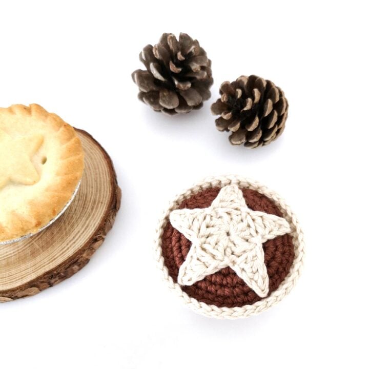 Yule Log Crochet Pattern (Free!)